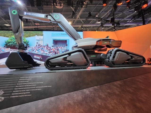 [CES 2024] HD현대, ﻿미래형 무인 AI 건설기계 공개