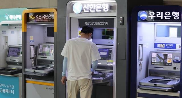 [N Years] 'Era of 10 Million Seniors'⋯ Banks Introduce Easy-to-Use ATMs ...