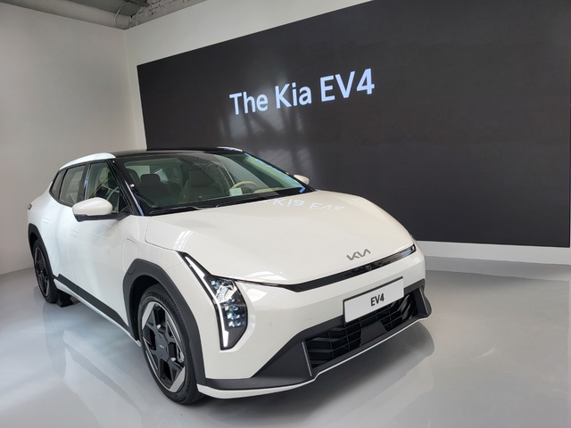 기아 첫 전동화 세단 ‘EV4’ 공개…혁신적인 공간·성능 ‘눈길’