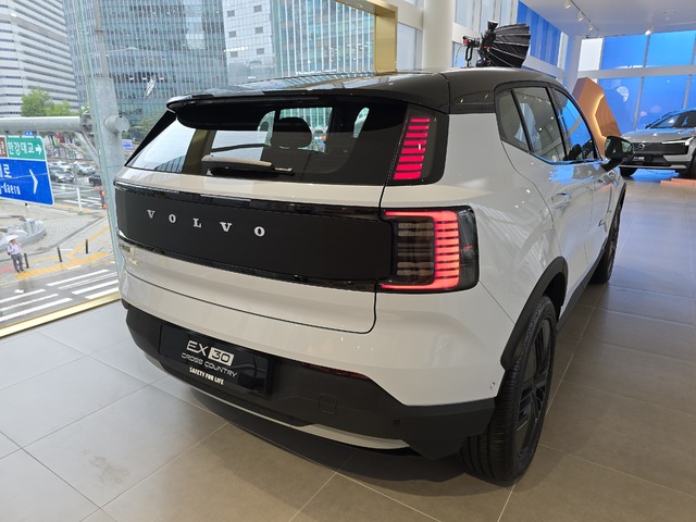 볼보 최초 전기 크로스컨트리 ‘EX30CC’…오프로드 최적화